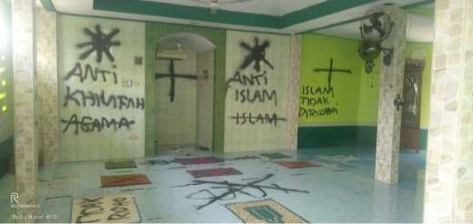 Aksi Vandalisme di Musala, Pelaku Coret-coret Lantai serta Dinding dan ...