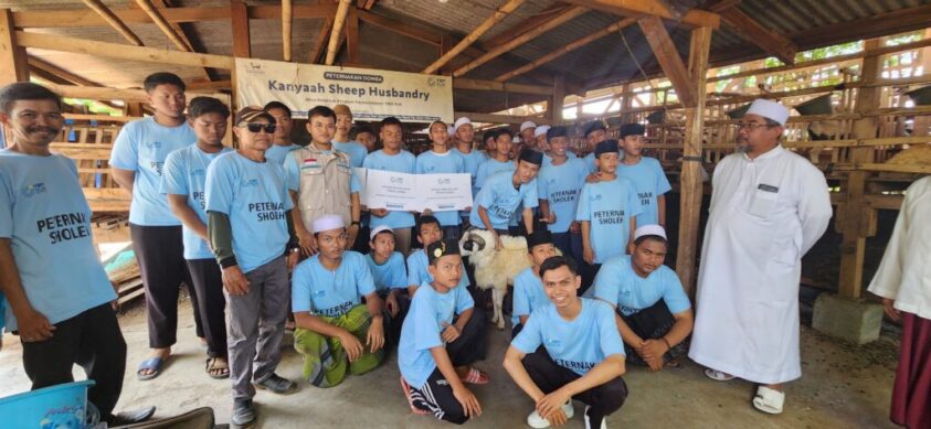 Milad Ke-17, YBM PLN Gelar Pembinaan dan Salurkan Bantuan 90 Ekor Domba ke Santri Dhuafa di Karawang