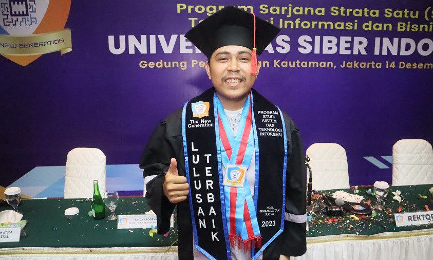 Konsisten Belajar, Kunci Yoel Jadi Wisudawan Terbaik Prodi STI Cyber University