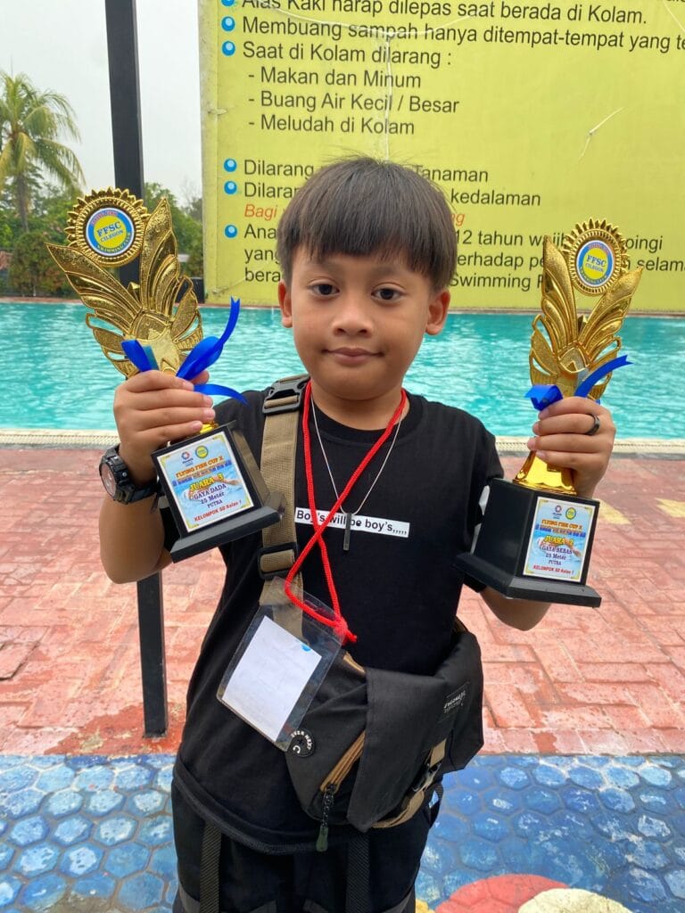 Siswa SD Bosowa Al Azhar Cilegon Raih 2 Medali Flying Fish Swimming ...
