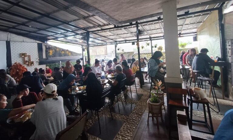 Sajikan Kelezatan Otentik Bubur Manado, Dapur Mace Jadi Resto Pilihan ...