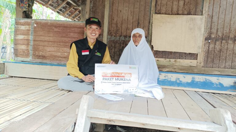 Senyum Bahagia Lansia Pulau Saobi Terima Mukena dari BMH Jelang Ramadhan
