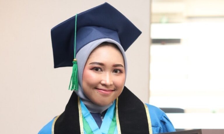 Wisudawan Terbaik UBSI Belajar SKS Tapi Serius di Kelas, Siti Sofia Buktikan Bahwa Cara Belajar ...
