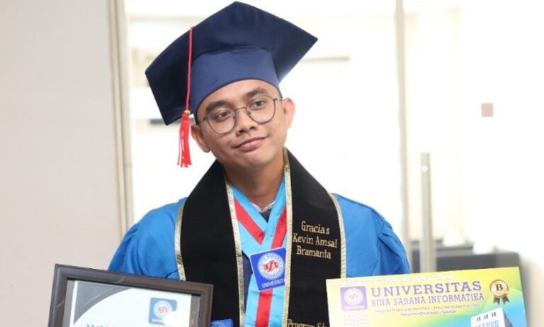 Bekerja di Sekretariat Presiden, Gracias Raih Gelar Wisudawan Terbaik ...