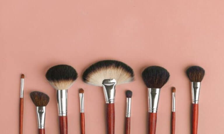Tips Mudah Bersihkan Kuas Makeup di Rumah, Wajib Tahu!