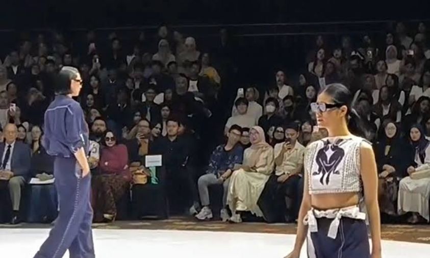 Busana Tema Suku Dayak “The Blue Enggang” di Pamerkan IFW 2025