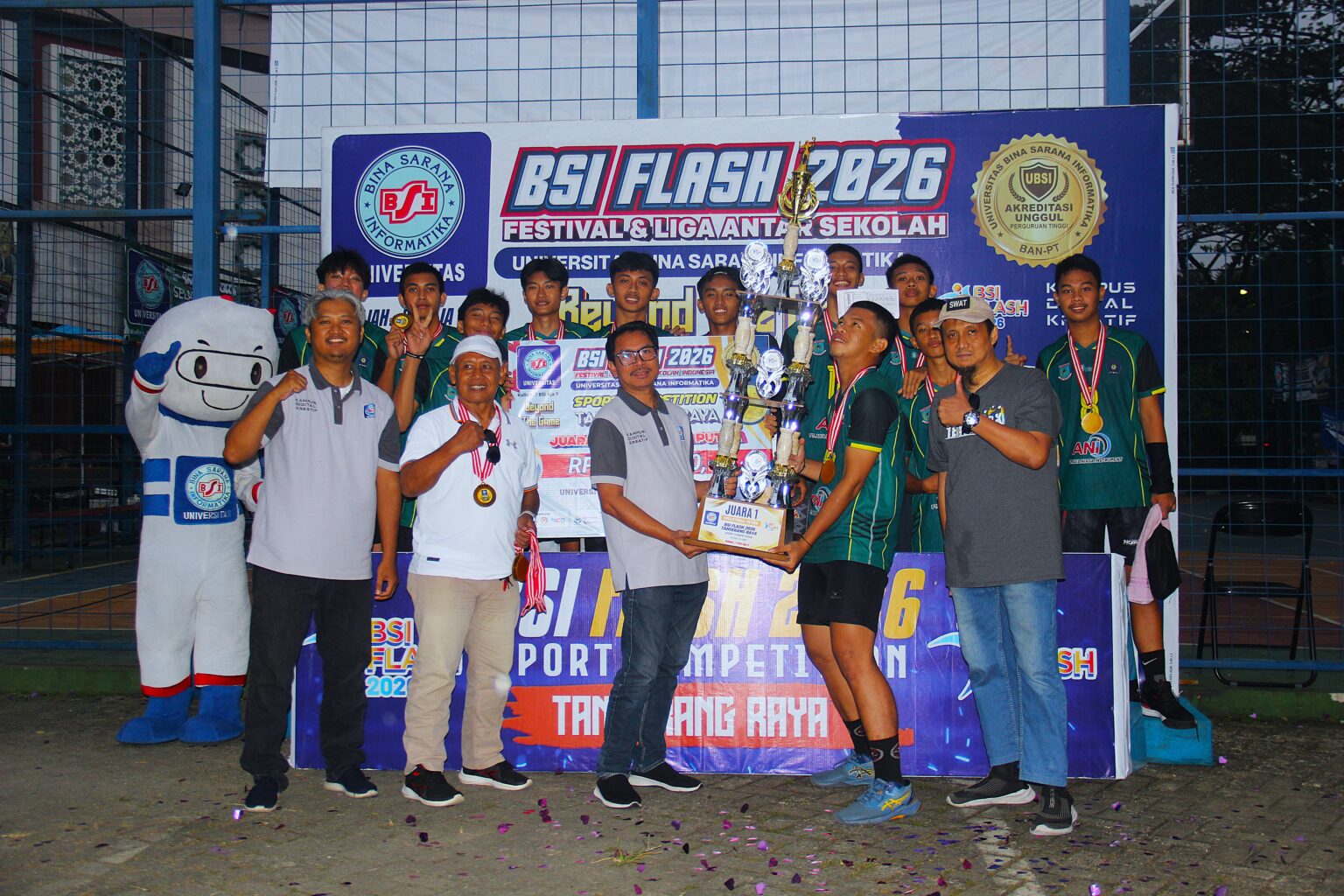 SMA Arif Rahman Hakim Raih Juara 1 Volly Putra di BSI FLASH 2026, Bukti Kekompakan dan Semangat ...